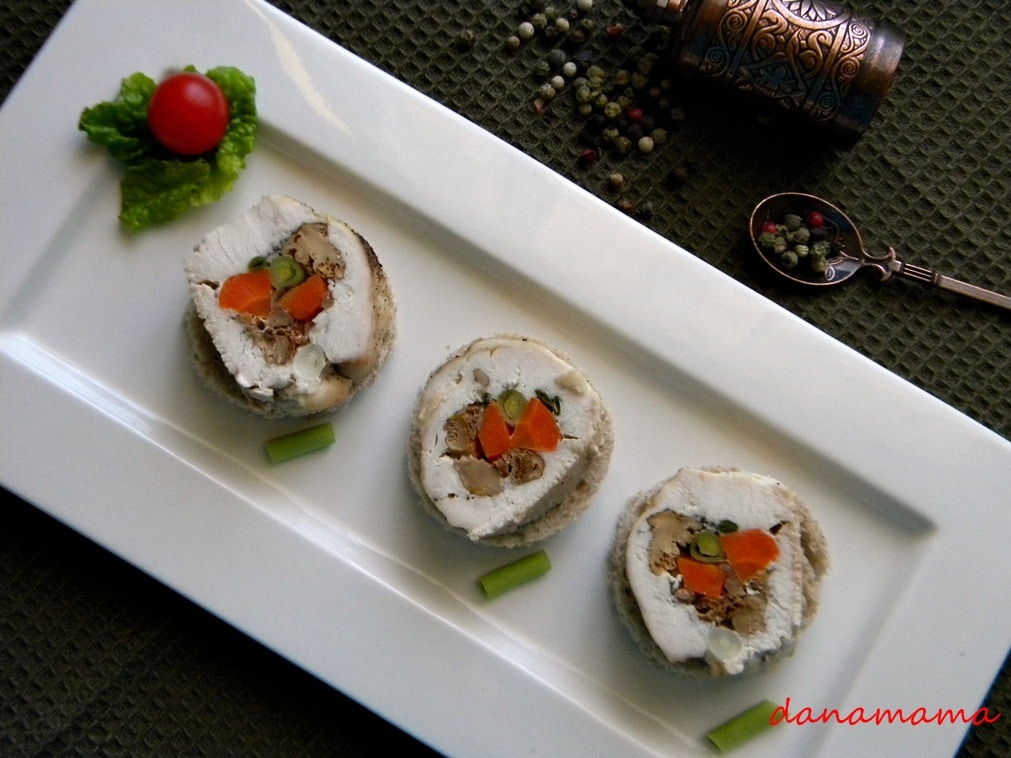 Rulada de piept de pui cu galbiori si usturoi verde - Prăjiturici și altele