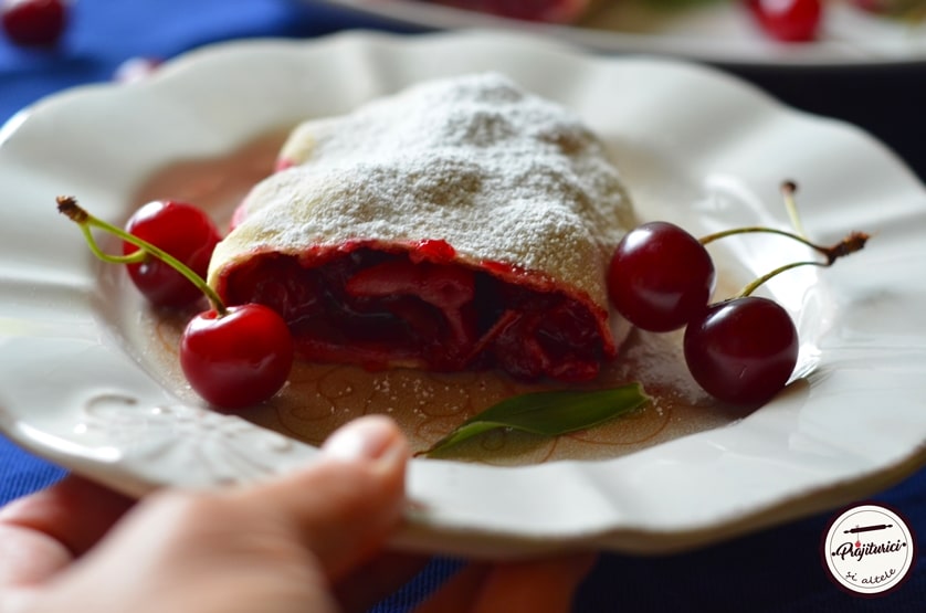 Strudel cu visine - Prăjiturici și altele